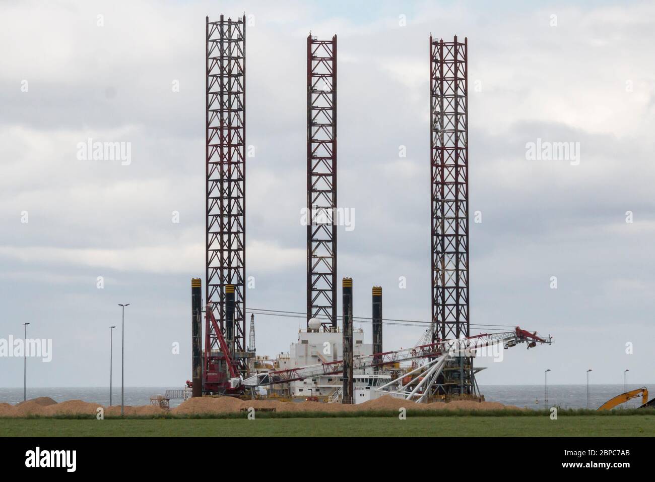 Grenaa, Denmark - 10 maj 2020: Drilling platform that is in dock in ...