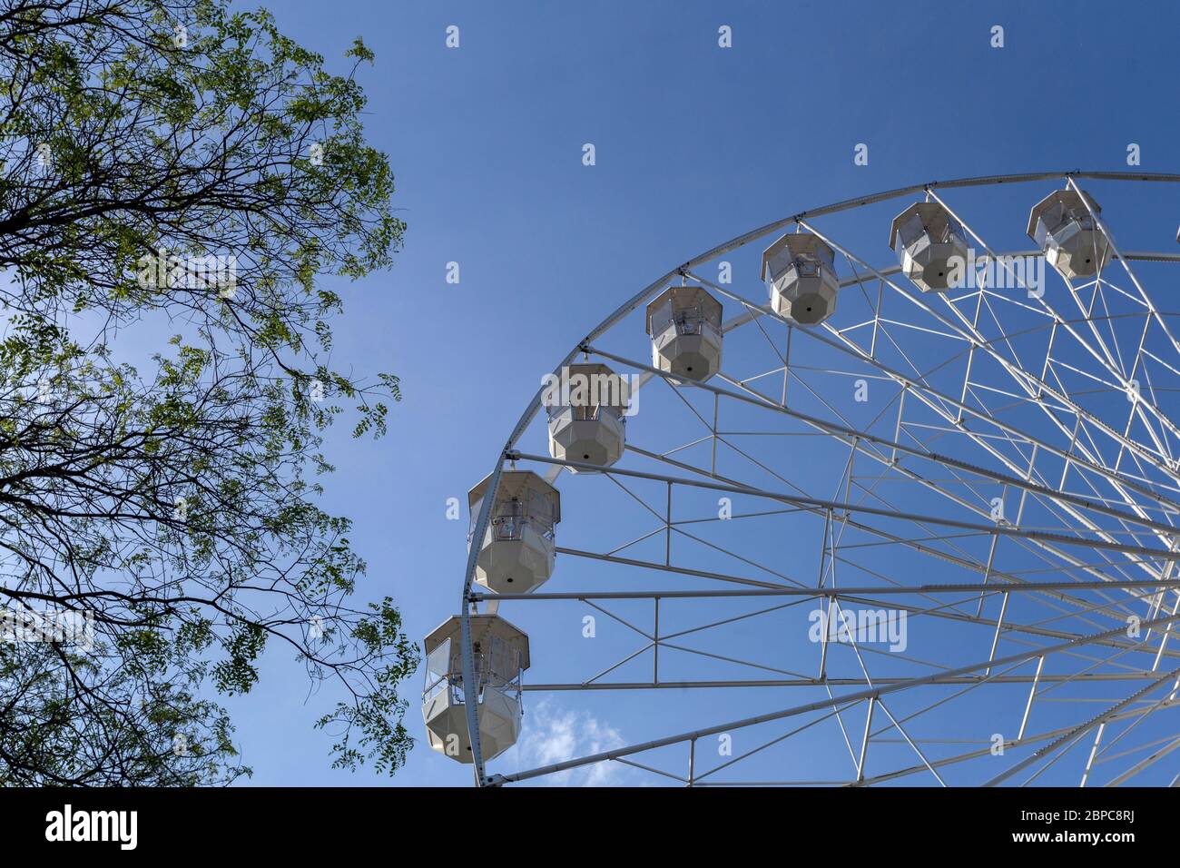 Empty ferris wheel with a blue sky in the background Stock Photo - Alamy