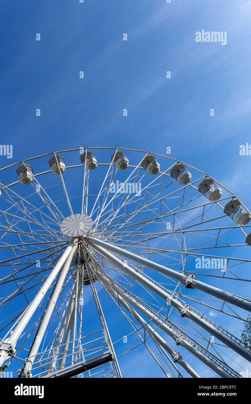 Empty ferris wheel with a blue sky in the background Stock Photo - Alamy