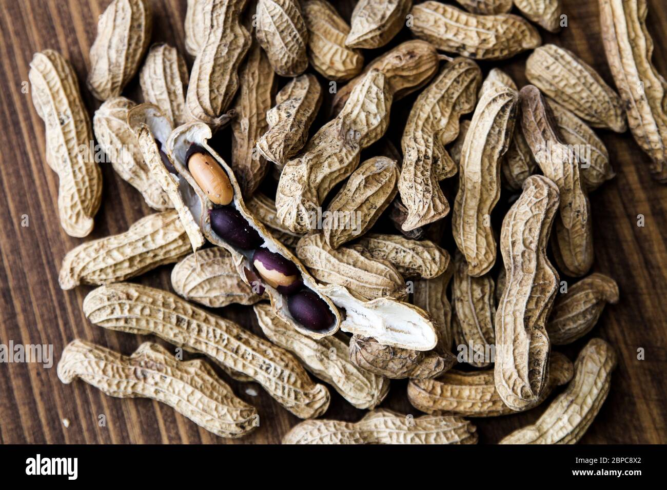 Red skin peanuts hi-res stock photography and images - Alamy