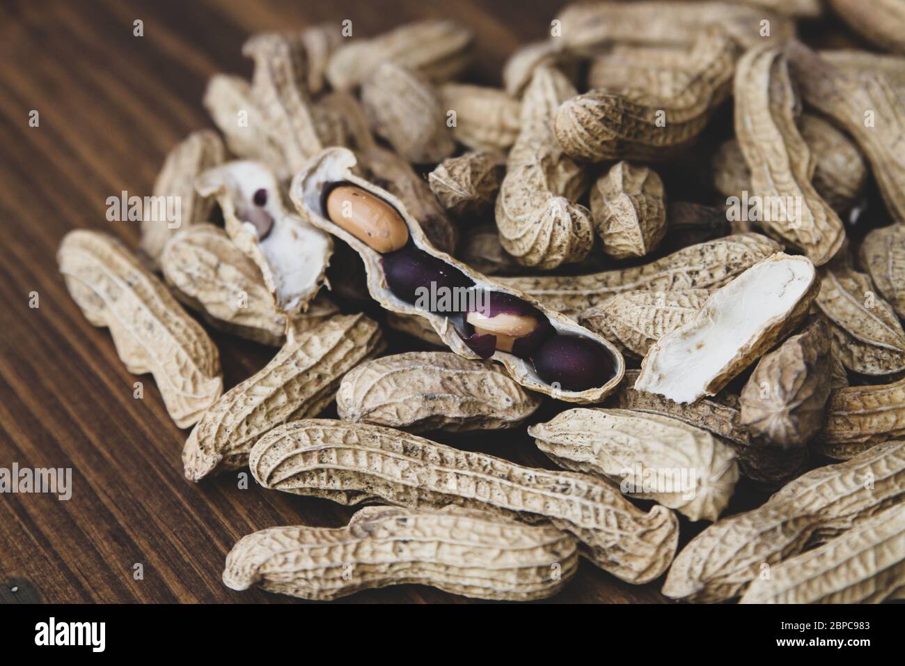 Peanut peanuts nut shell hi-res stock photography and images - Alamy