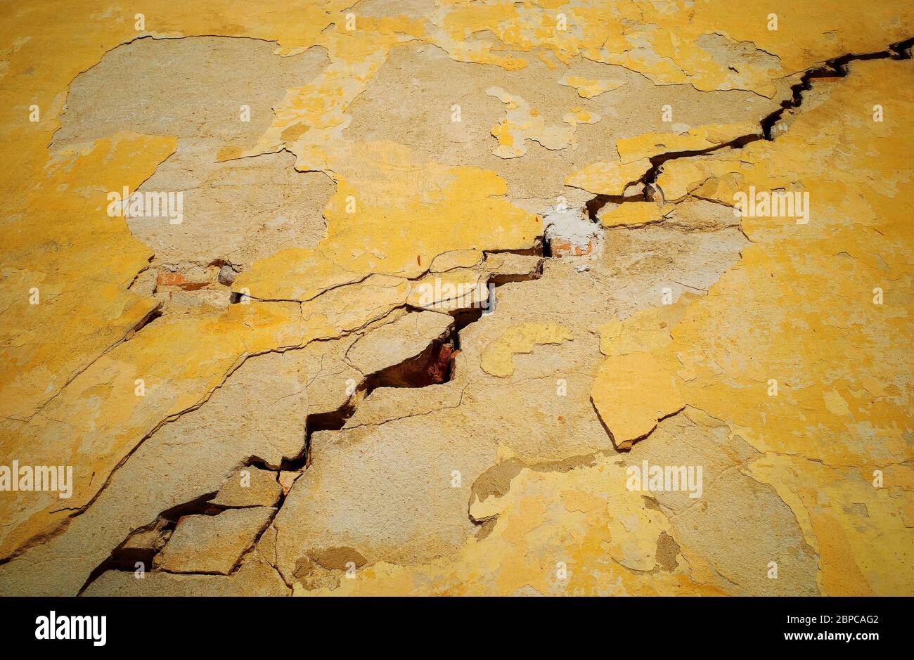 Dramatic cracked wall texture background Stock Photo - Alamy