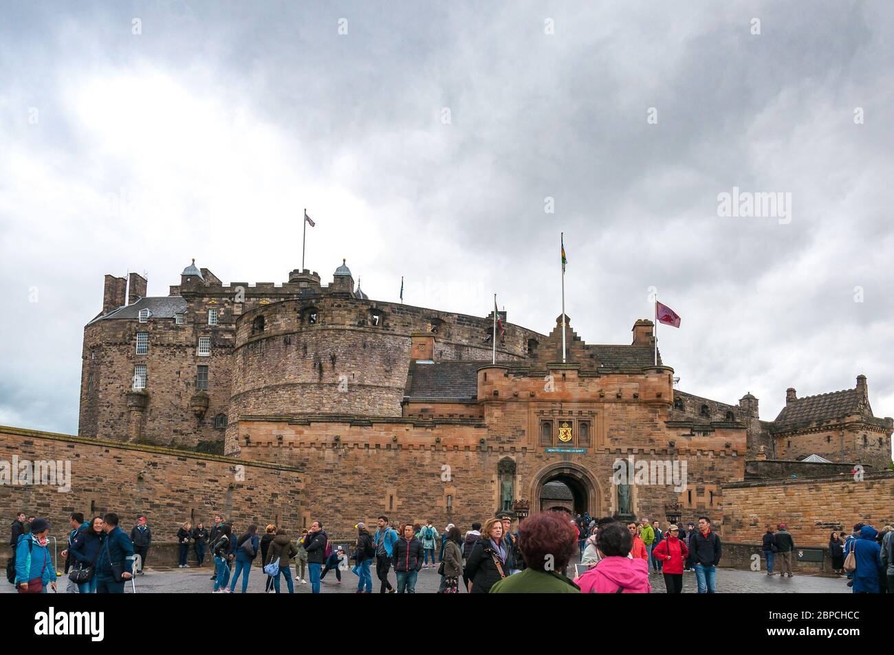 Crowd of tourists at Edinburgh Castle Stock Photo - Alamy