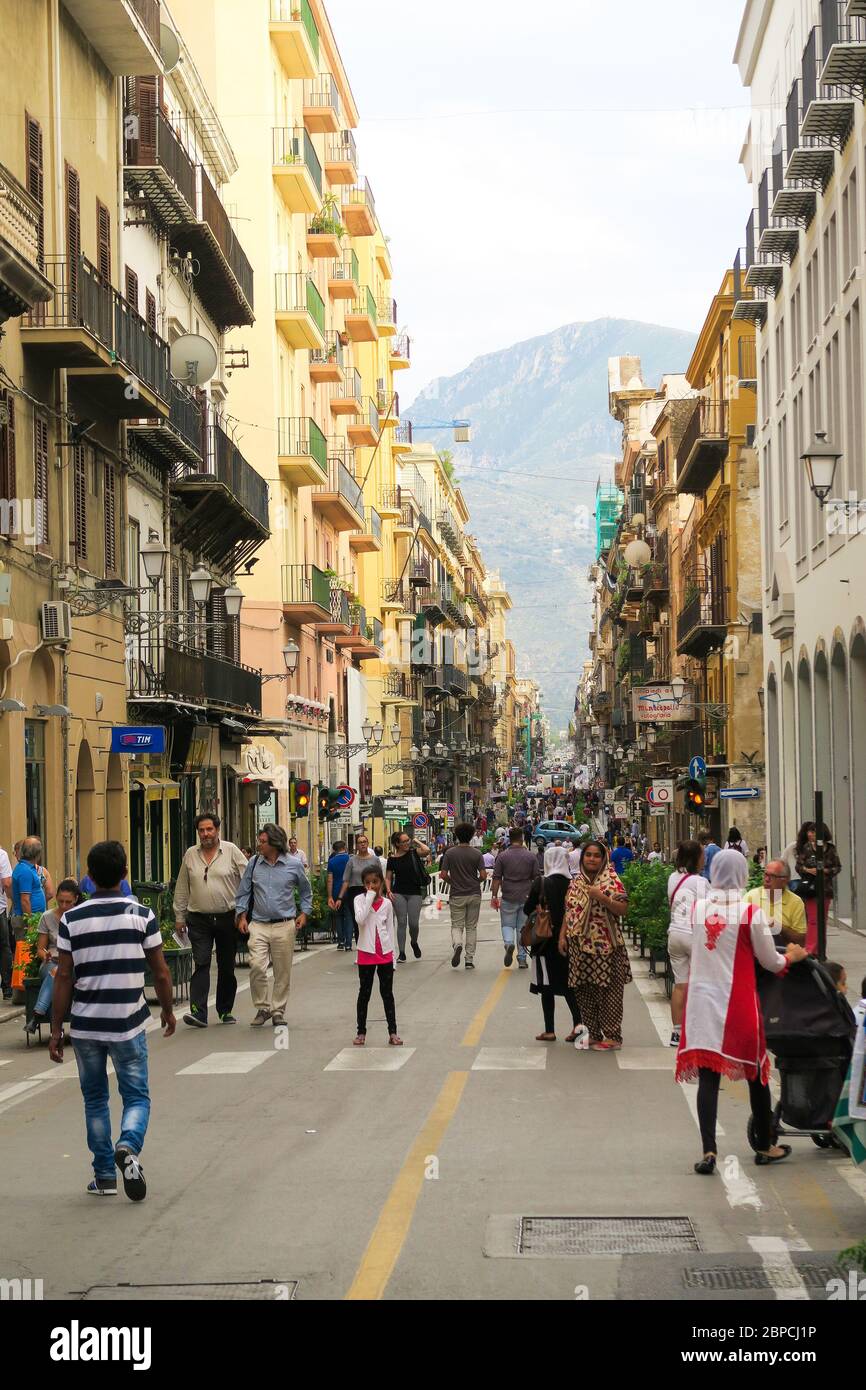 A street scene in Palermo, Sicily Stock Photo - Alamy