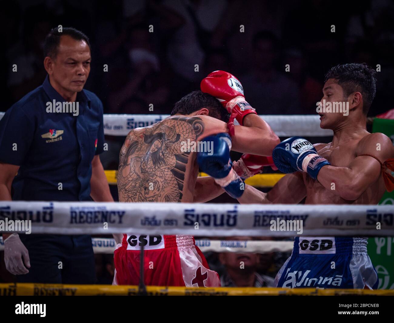 Muay Thai fighting at Channel 7 Stadium Stock Photo - Alamy