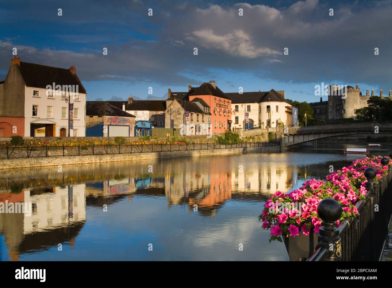 County kilkenny castle river nore hi-res stock photography and images ...