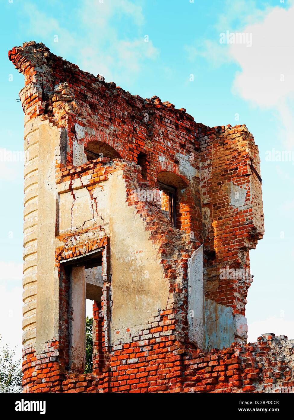 Destroyed part of mansion architecture background Stock Photo - Alamy