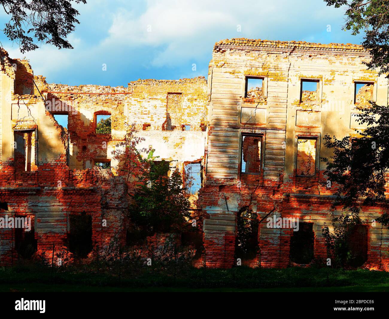 Destroyed mansion architecture background Stock Photo - Alamy