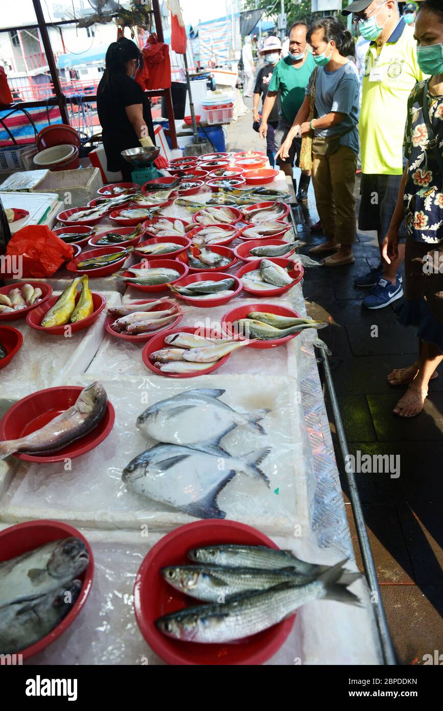 Fresh fish & seafood vendor by the Aberdeen harbour in Hong Kong Stock ...