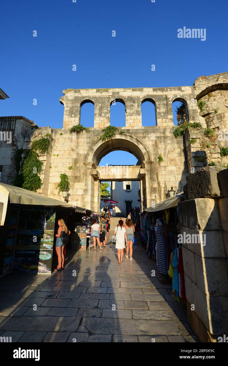 Old roman architecture hi-res stock photography and images - Alamy