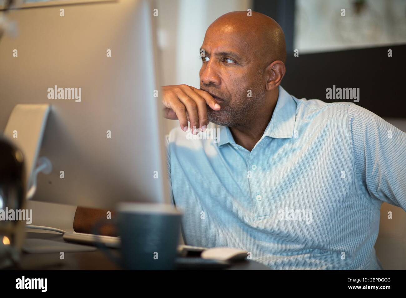 Angry old man computer hi-res stock photography and images - Alamy
