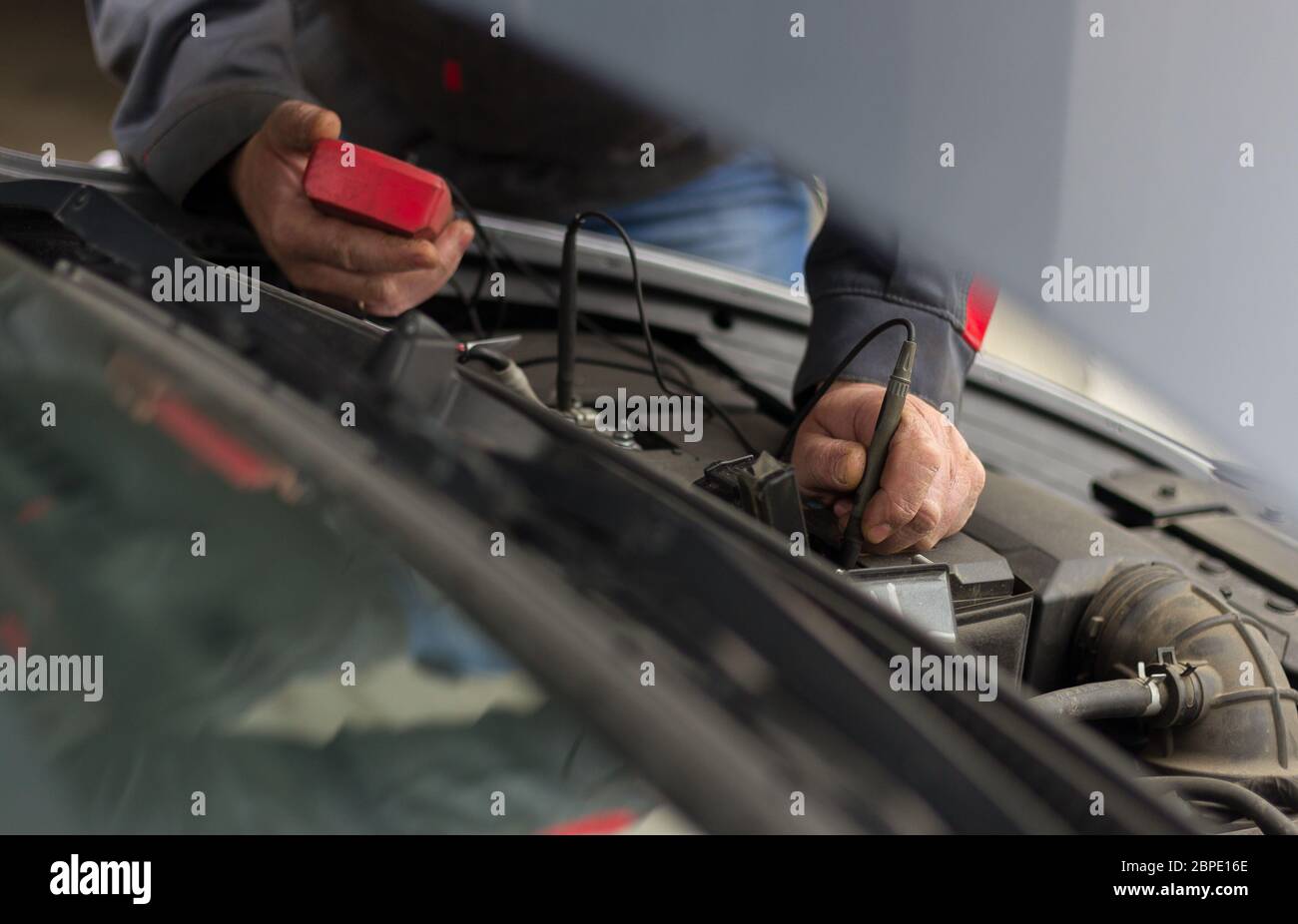 The Auto mechanic auto repair Stock Photo - Alamy