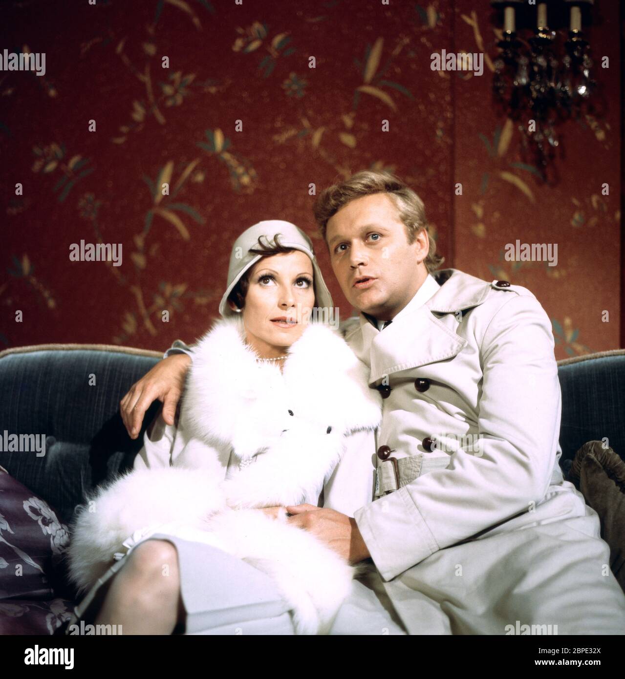 Gerlinde Locker und Heinz Ehrenfreund sitzen auf dem Sofa in Madame ...