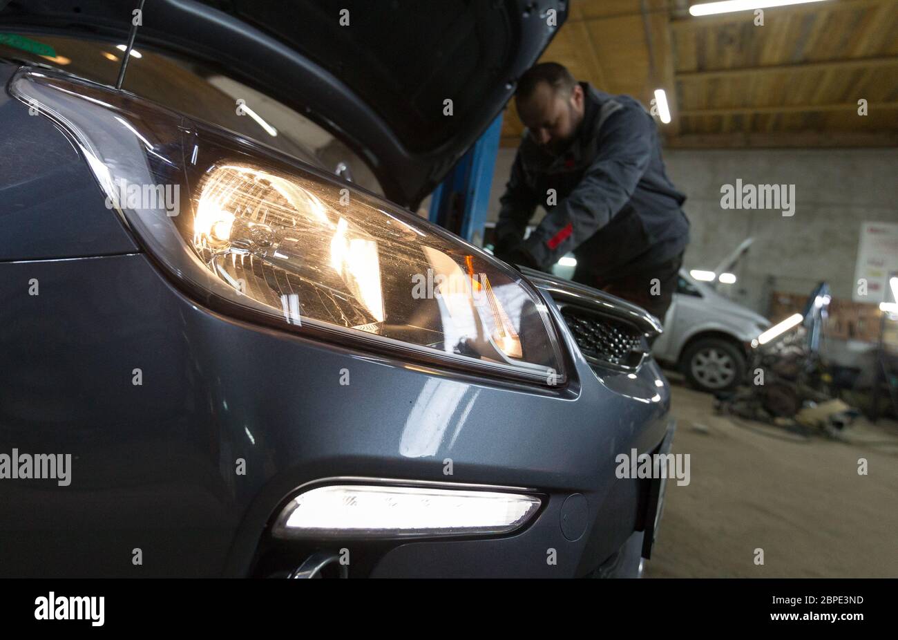 The Auto mechanic auto repair Stock Photo - Alamy