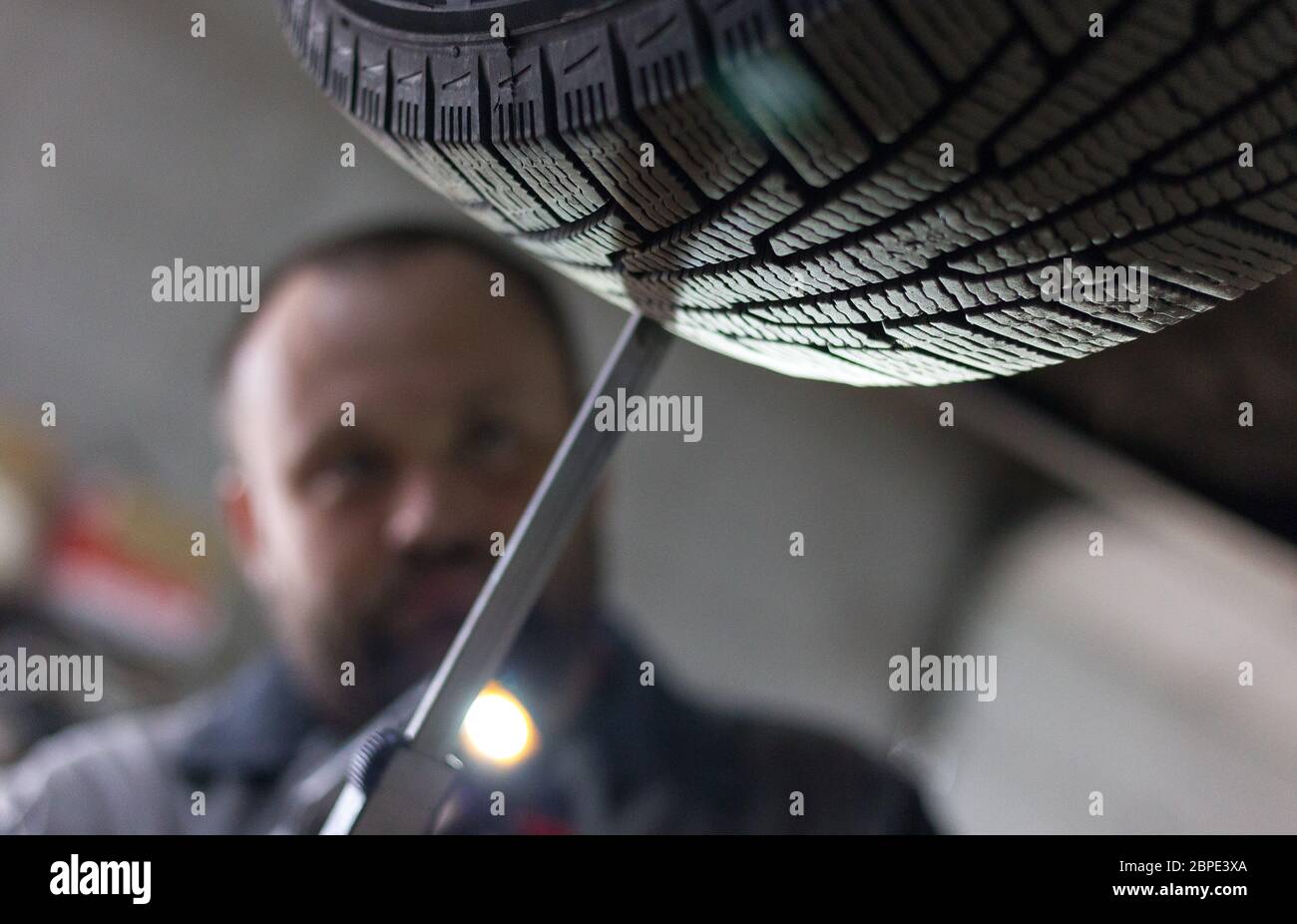 Check a tire fitting auto car mechanic Stock Photo - Alamy