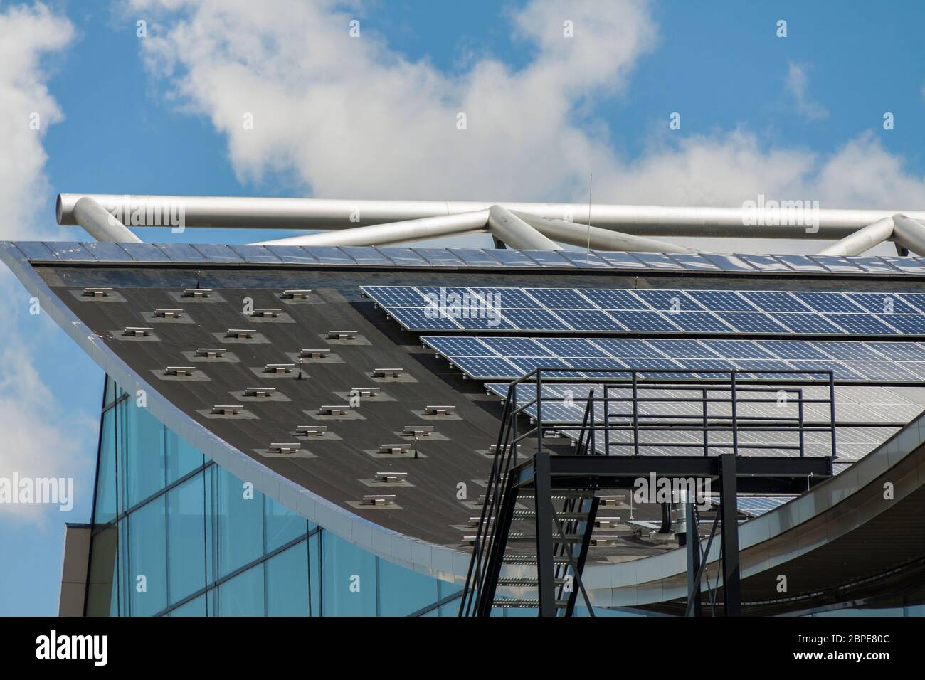 Photovoltaik-Solarzellen auf einem Dach alternative Energie bei ...