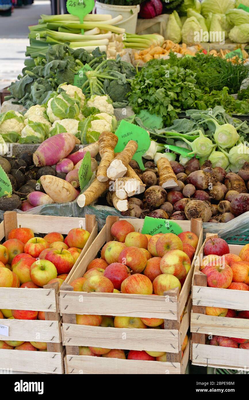 Fruits and vegetables in crates at Farmers Market Stock Photo - Alamy