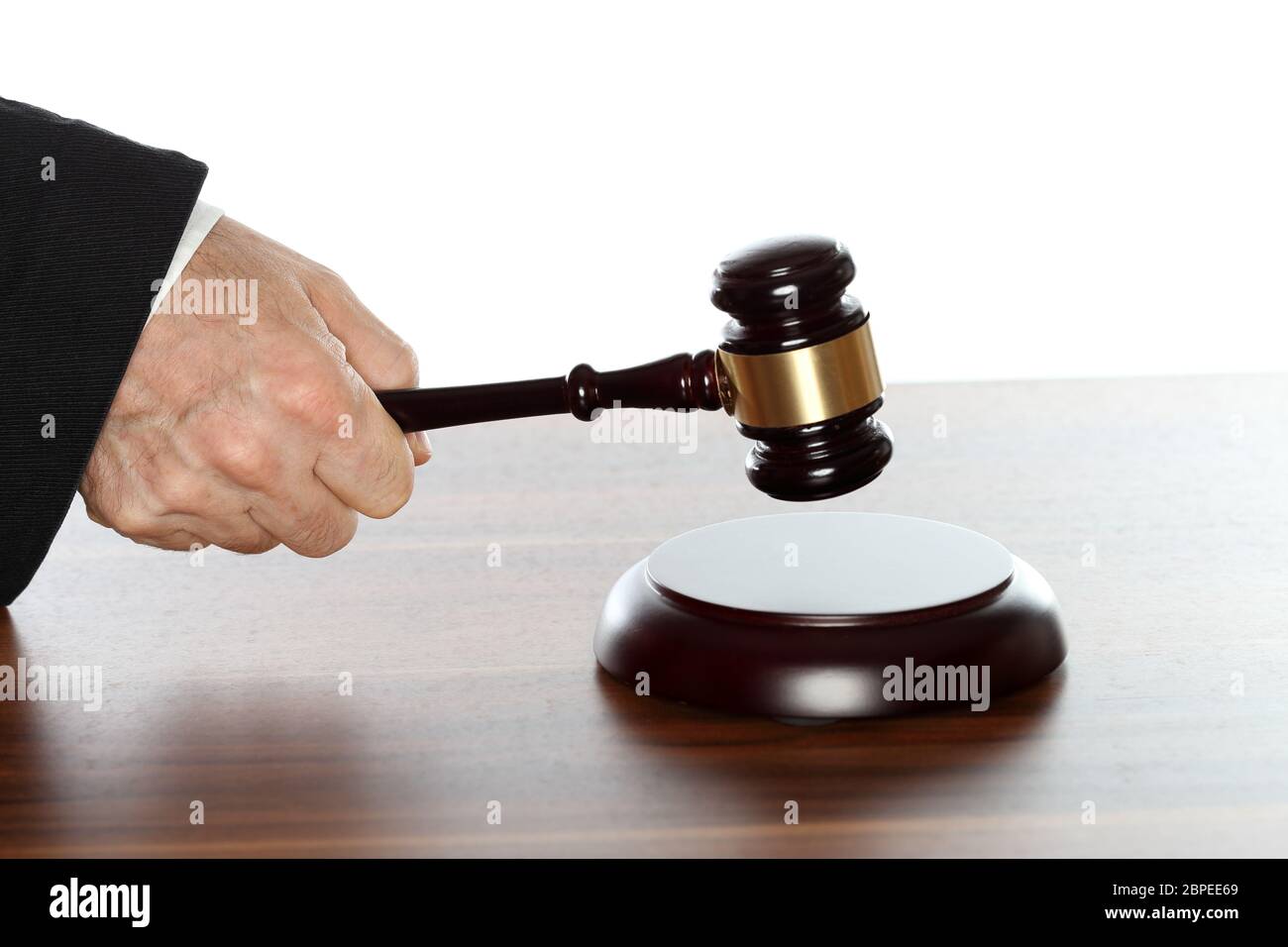Gerichtsurteil mit Hammer Stock Photo - Alamy