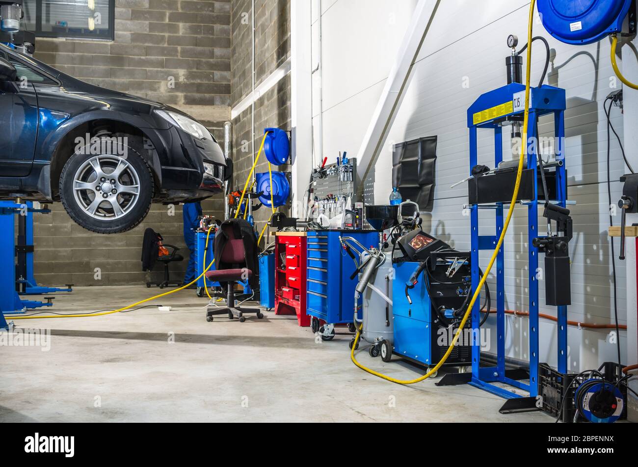 Garage, workshop on repair and maintenance of vehicles Stock Photo - Alamy