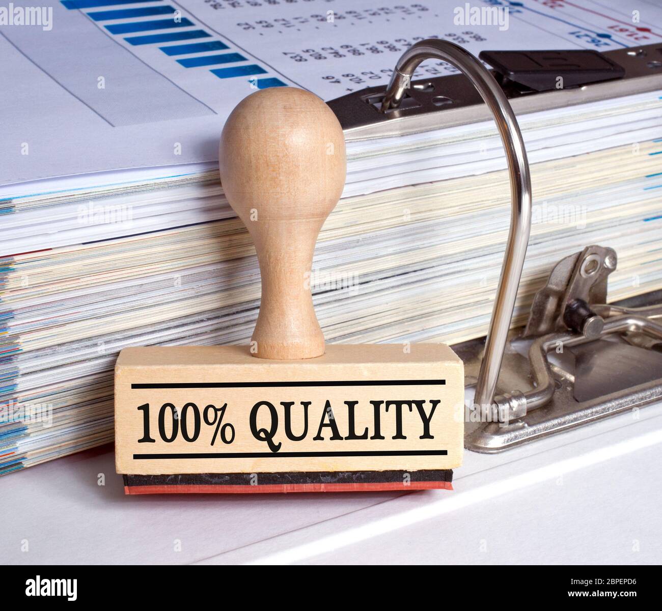 100 Percent Quality - Stamp with binder in the office Stock Photo - Alamy