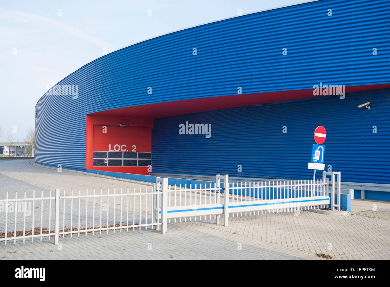 ecterior of a modern warehouse with loading dock Stock Photo - Alamy