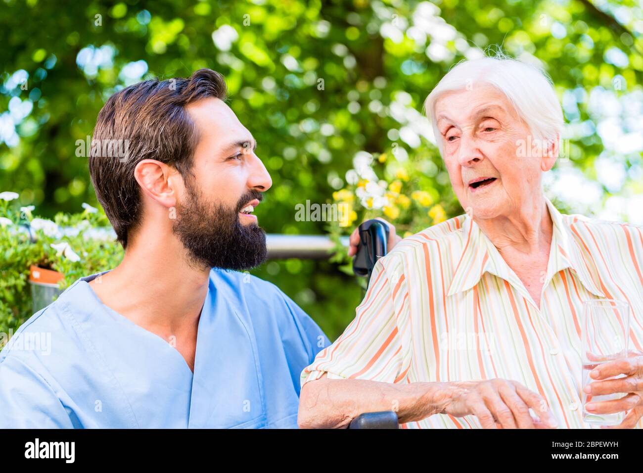 Nurse having chat with senior woman in nursing home Stock Photo - Alamy