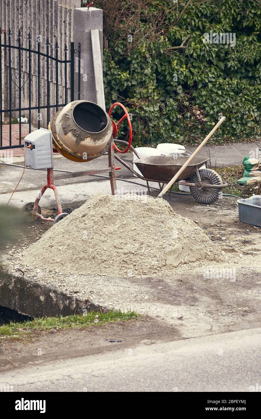 Concrete mixer spinning at a construction site Stock Photo - Alamy