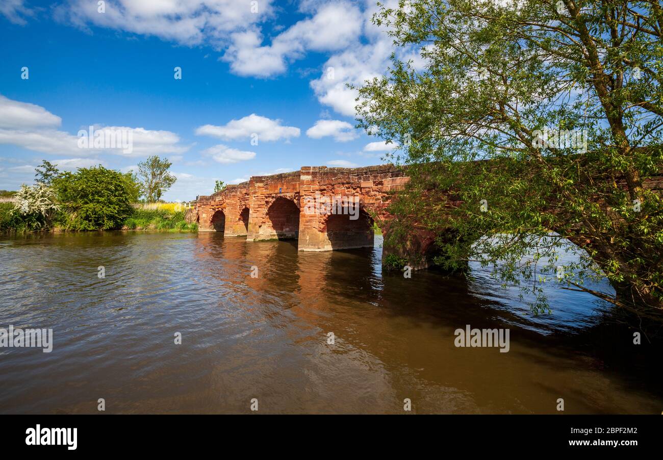 The red sandstone road bridge over the river Avon at Eckington wharf in ...
