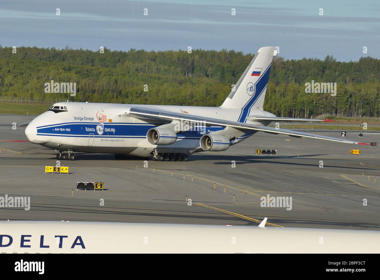 Antonov an 124 loading hi-res stock photography and images - Alamy