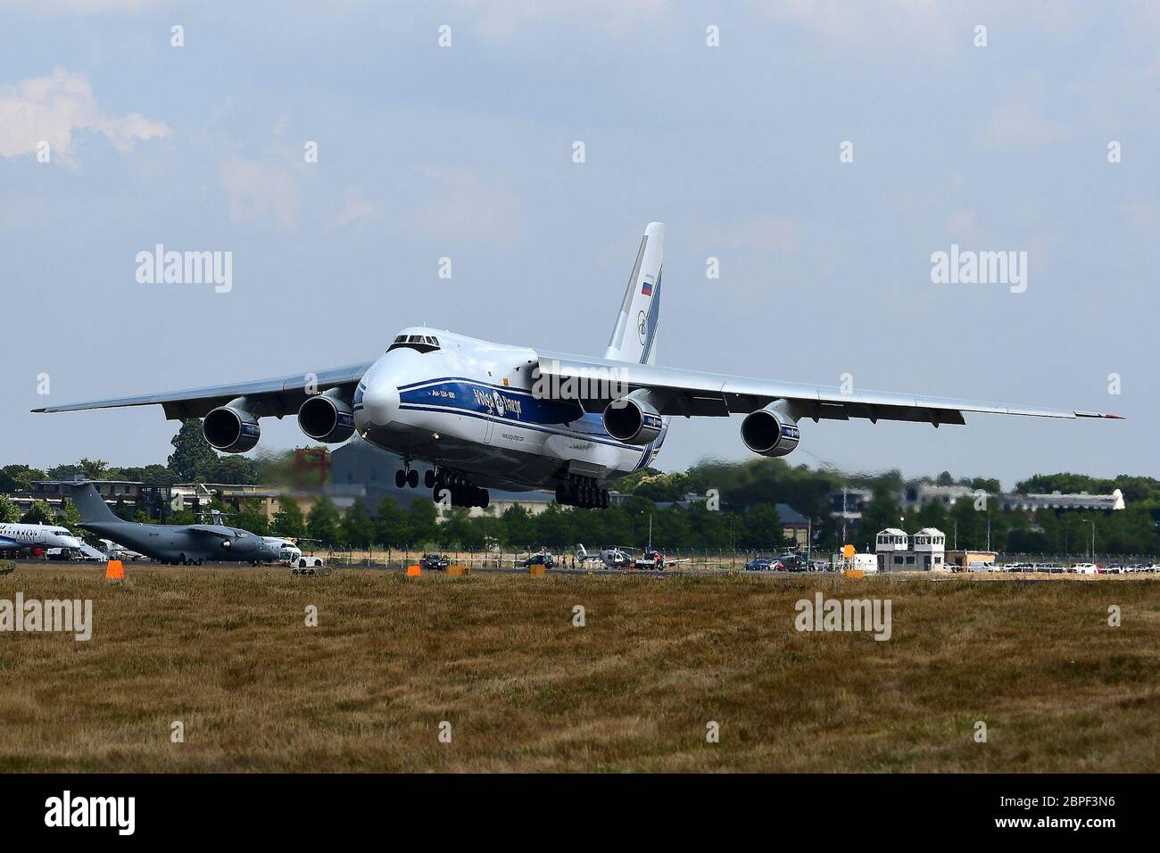 Antonov an 124 loading hi-res stock photography and images - Alamy