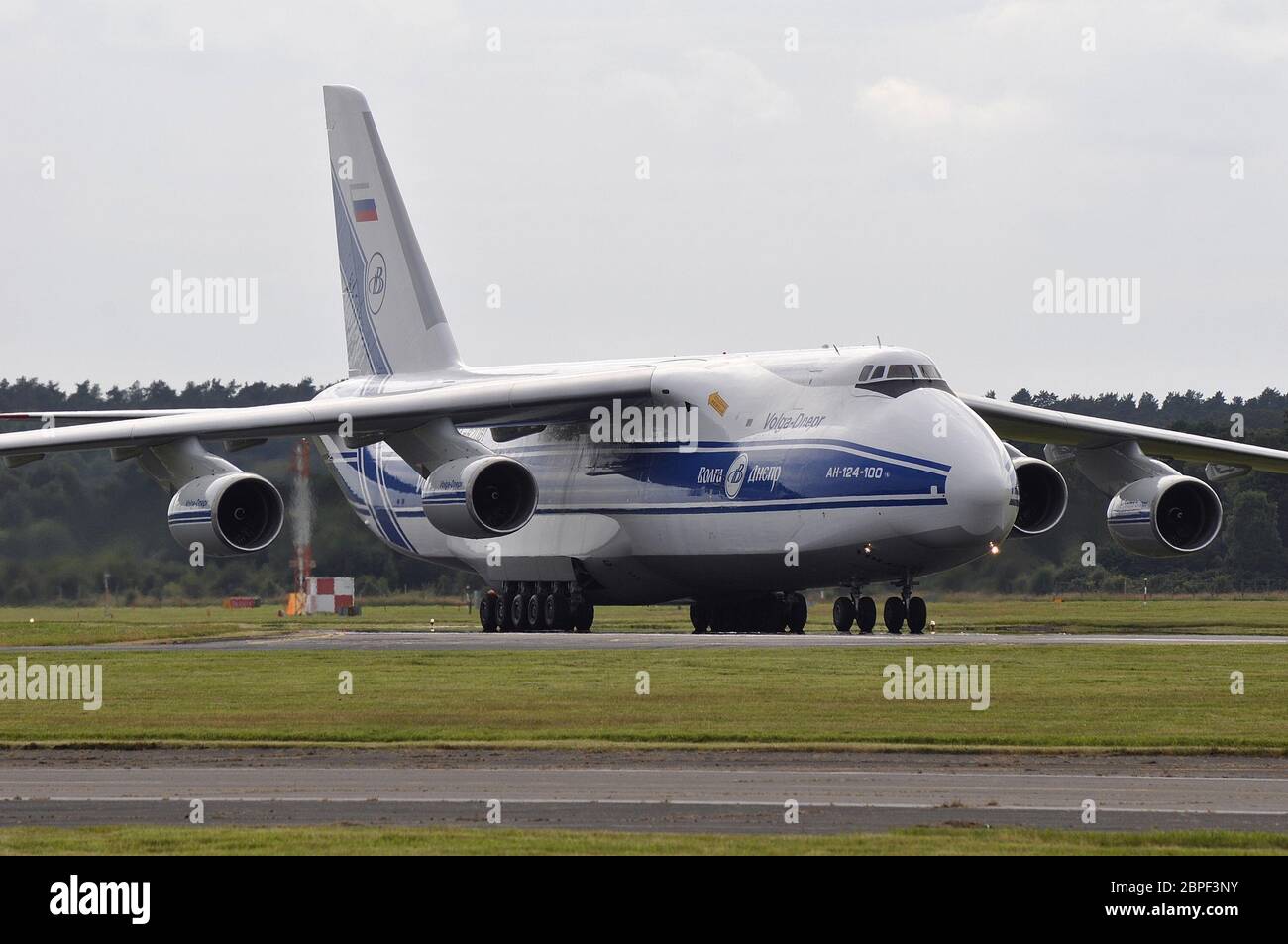 Antonov an 124 loading hi-res stock photography and images - Alamy