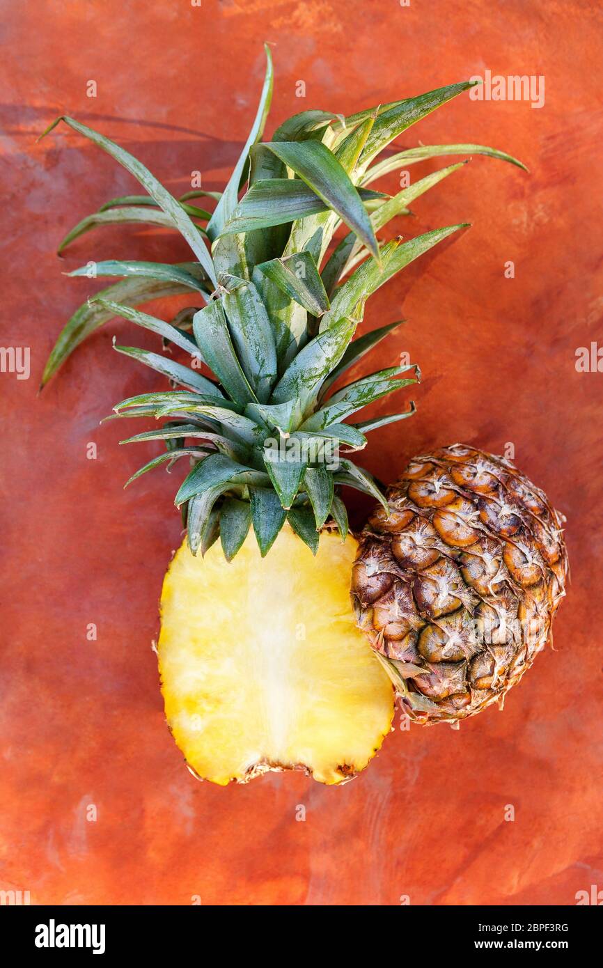 Pineapple cut in half hi-res stock photography and images - Alamy