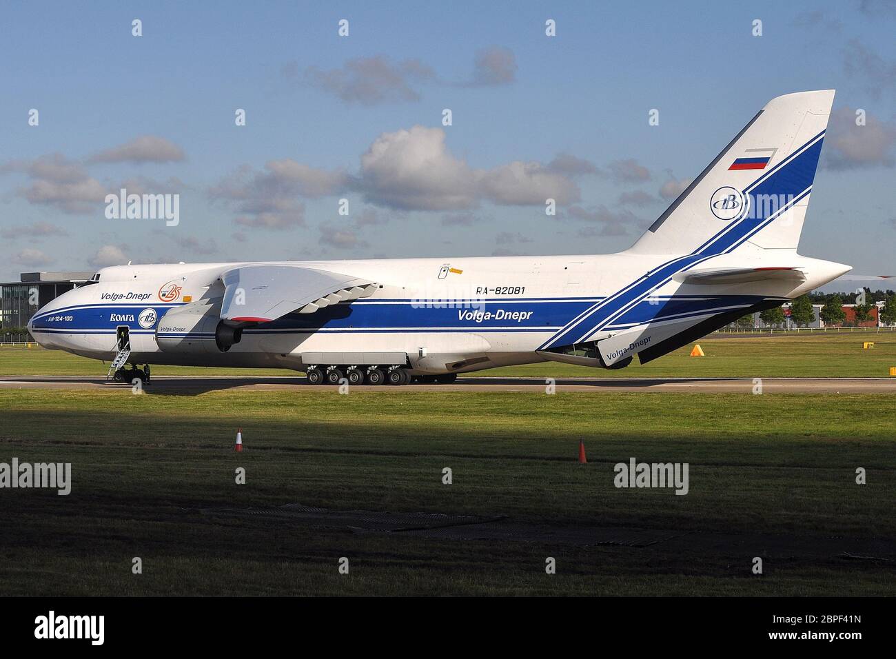 Antonov an 124 loading hi-res stock photography and images - Alamy