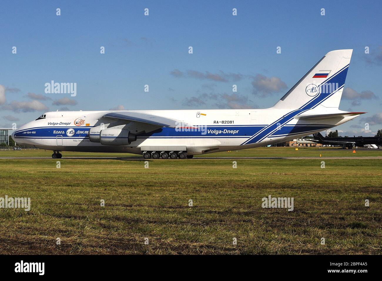 Antonov an 124 loading hi-res stock photography and images - Alamy