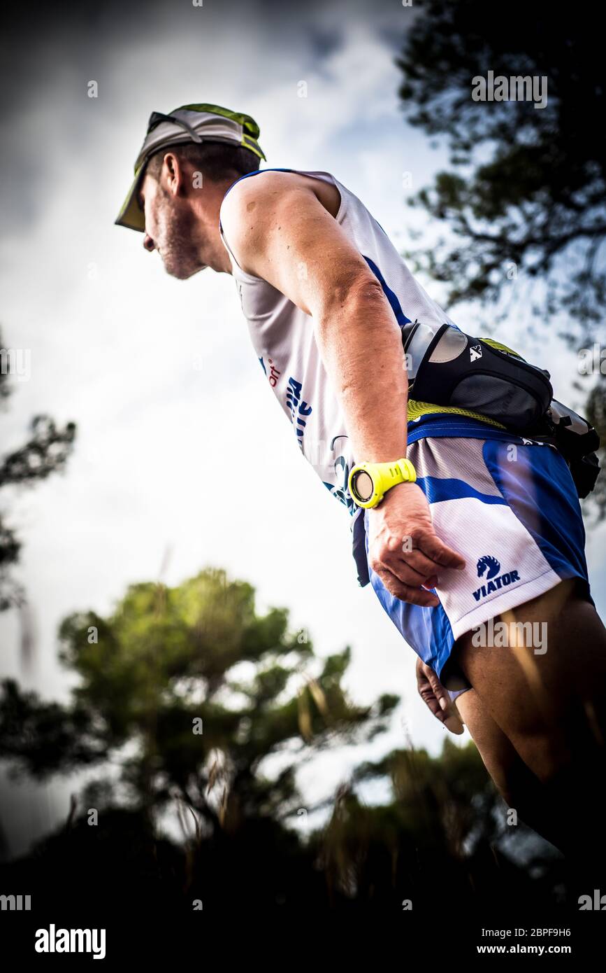 TRAIL RUNNING MAN Stock Photo - Alamy