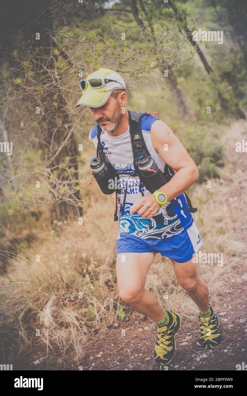 TRAIL RUNNING MAN Stock Photo - Alamy