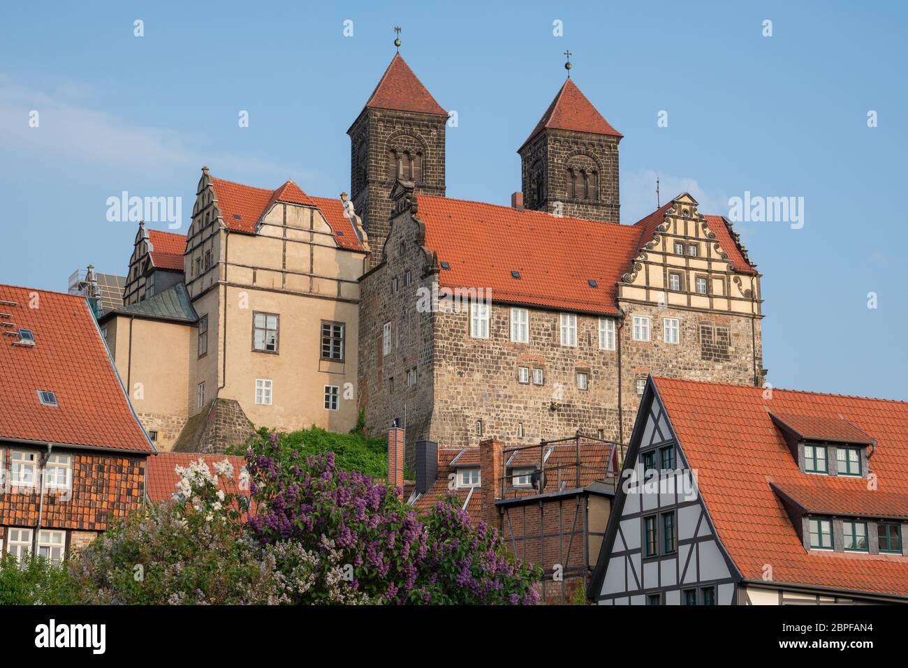 Panoramic image of the convent of Quedlinburg in evening sunlight ...