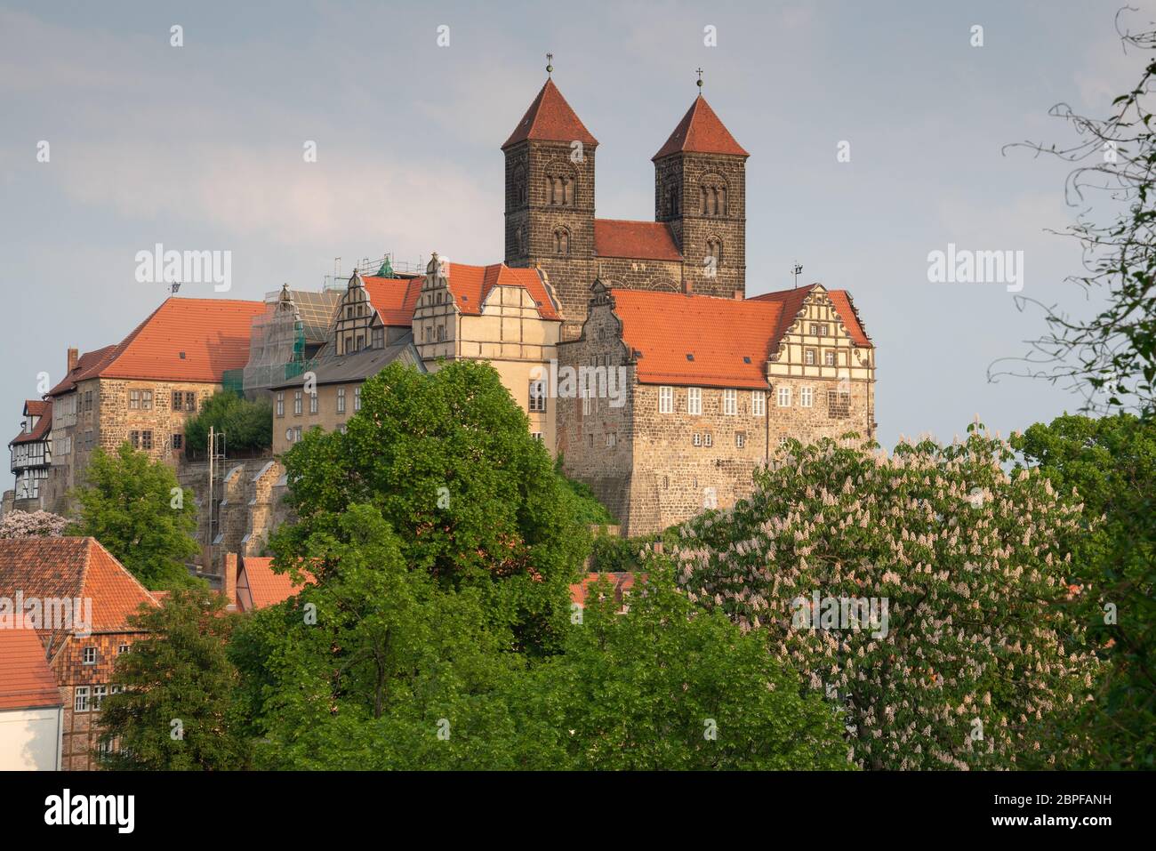 Panoramic image of the convent of Quedlinburg in evening sunlight ...
