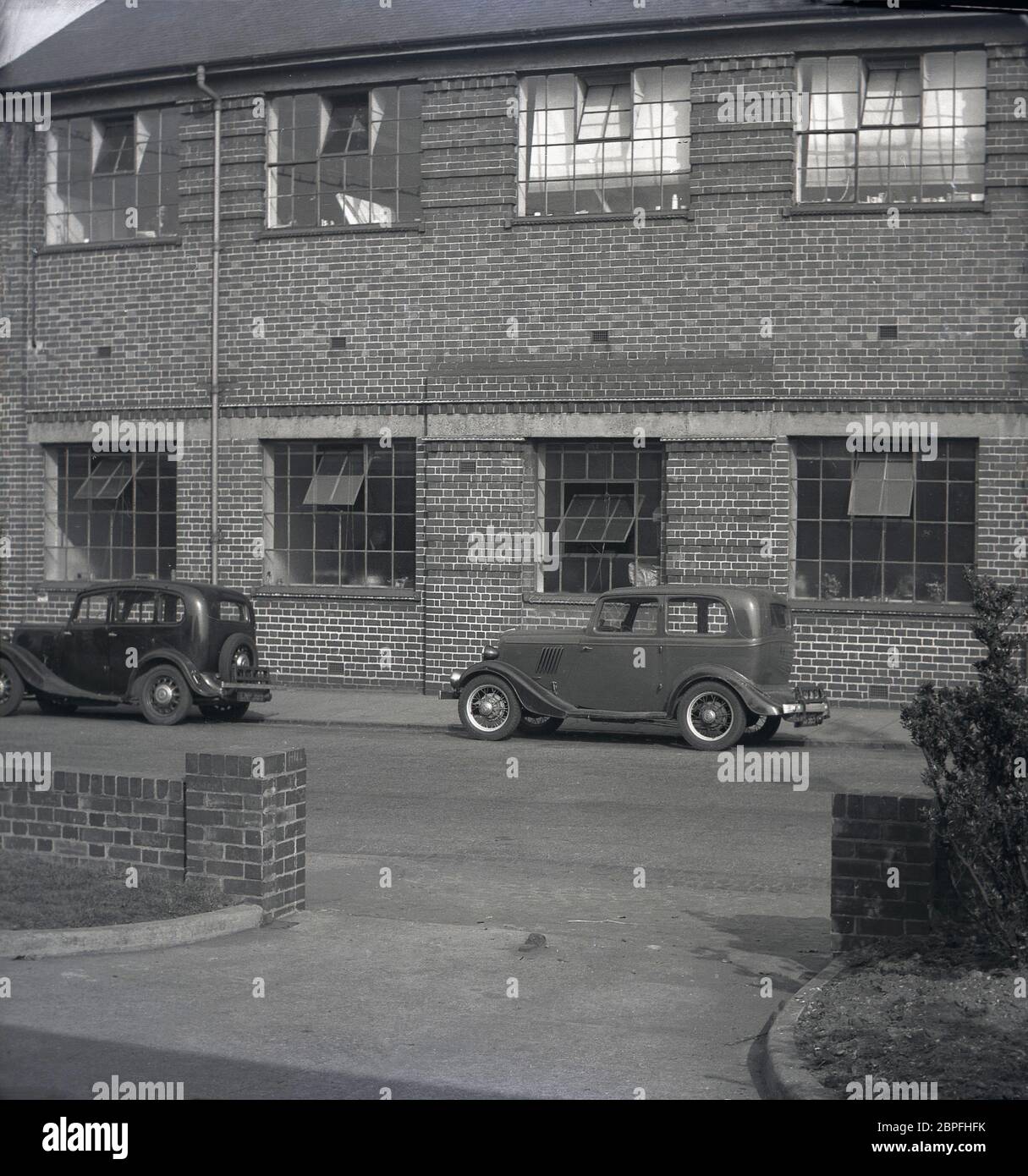 1950s historical, motorcars of the era parked ouside a two-storey ...
