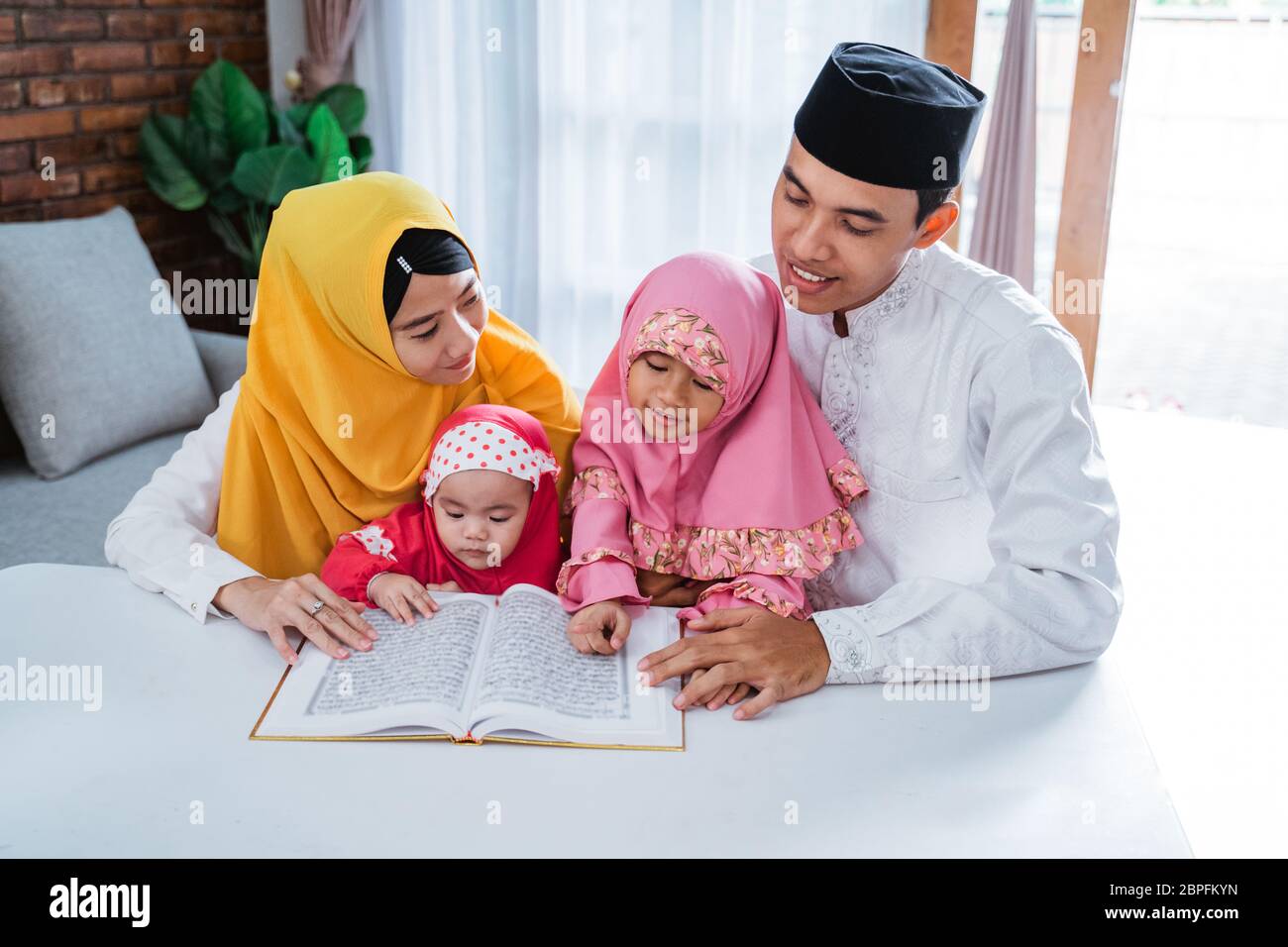 Indonesian muslim family learning together hi-res stock photography and ... Indonesian muslim family learning together hi-res stock photography and ...