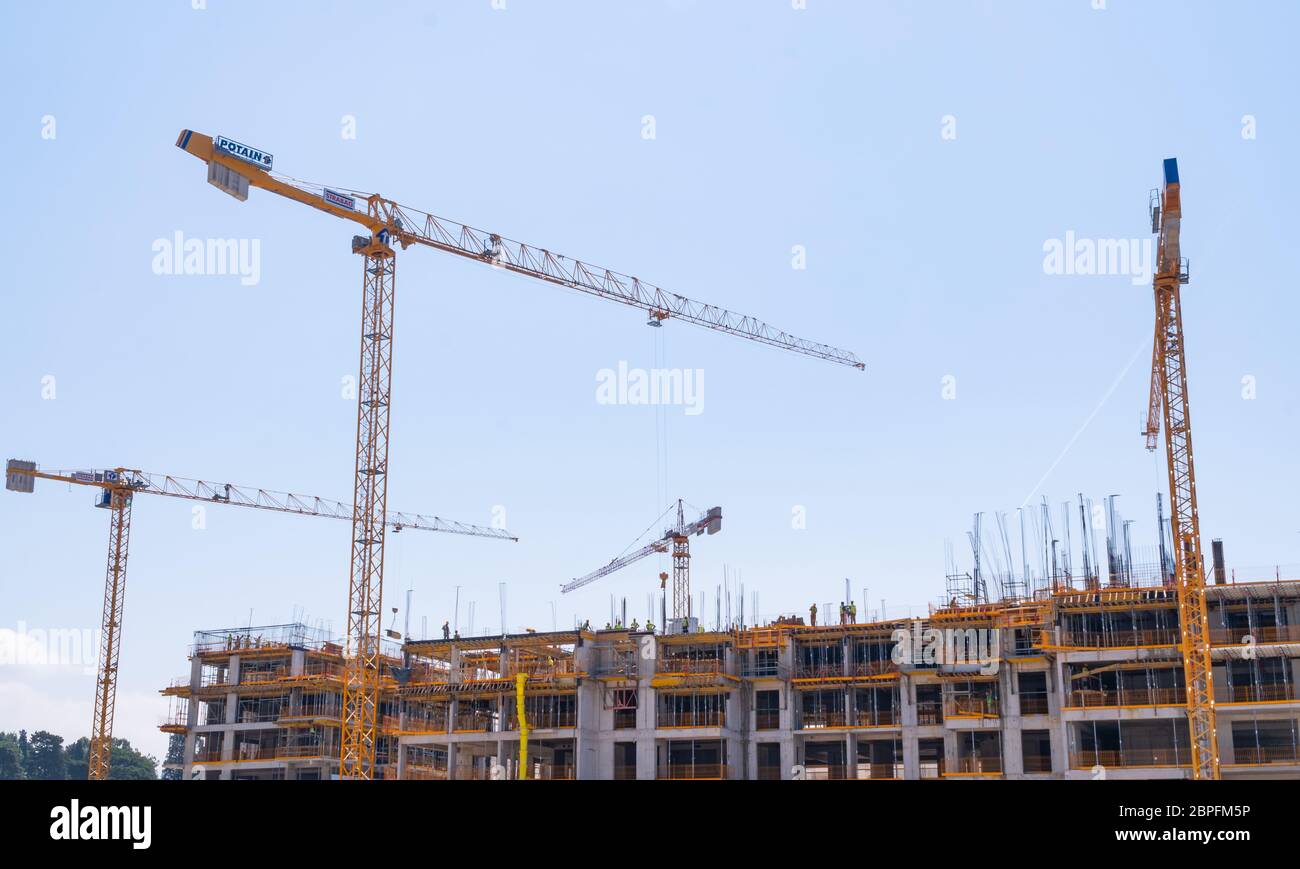 Professional workers building tower crane hi-res stock photography and ...