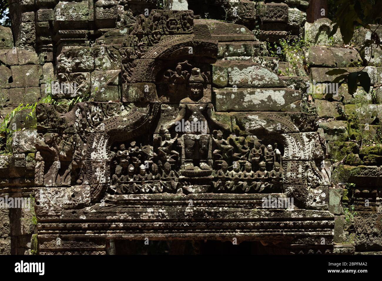 Bas-relief figure on Ta Som stone pediment Stock Photo - Alamy