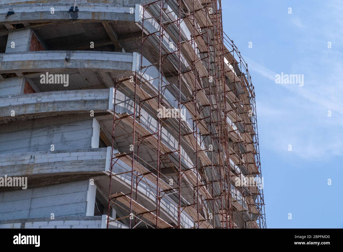 scaffolding against the wall of a high-rise building Stock Photo - Alamy