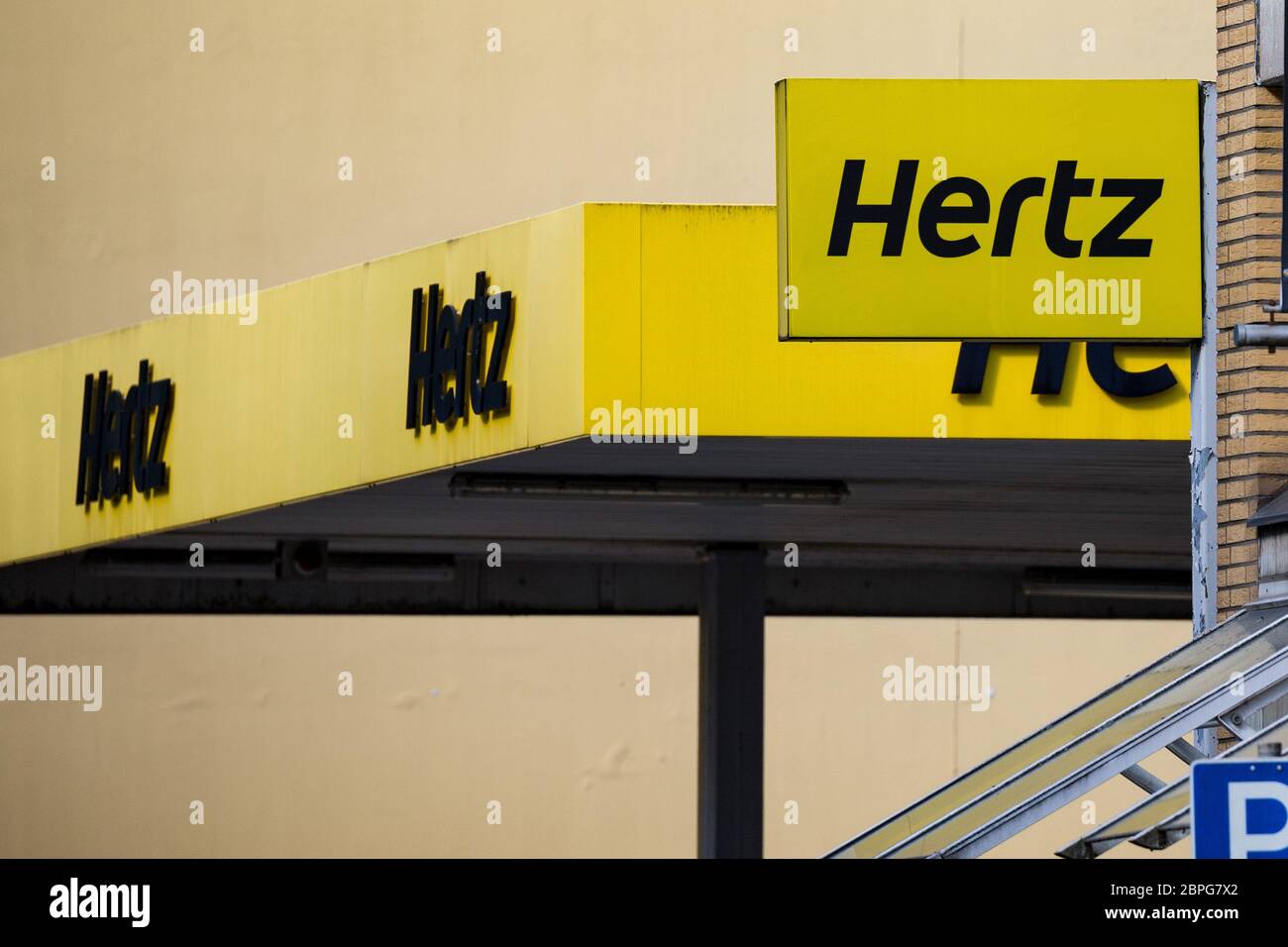 Hertz logo hi-res stock photography and images - Alamy