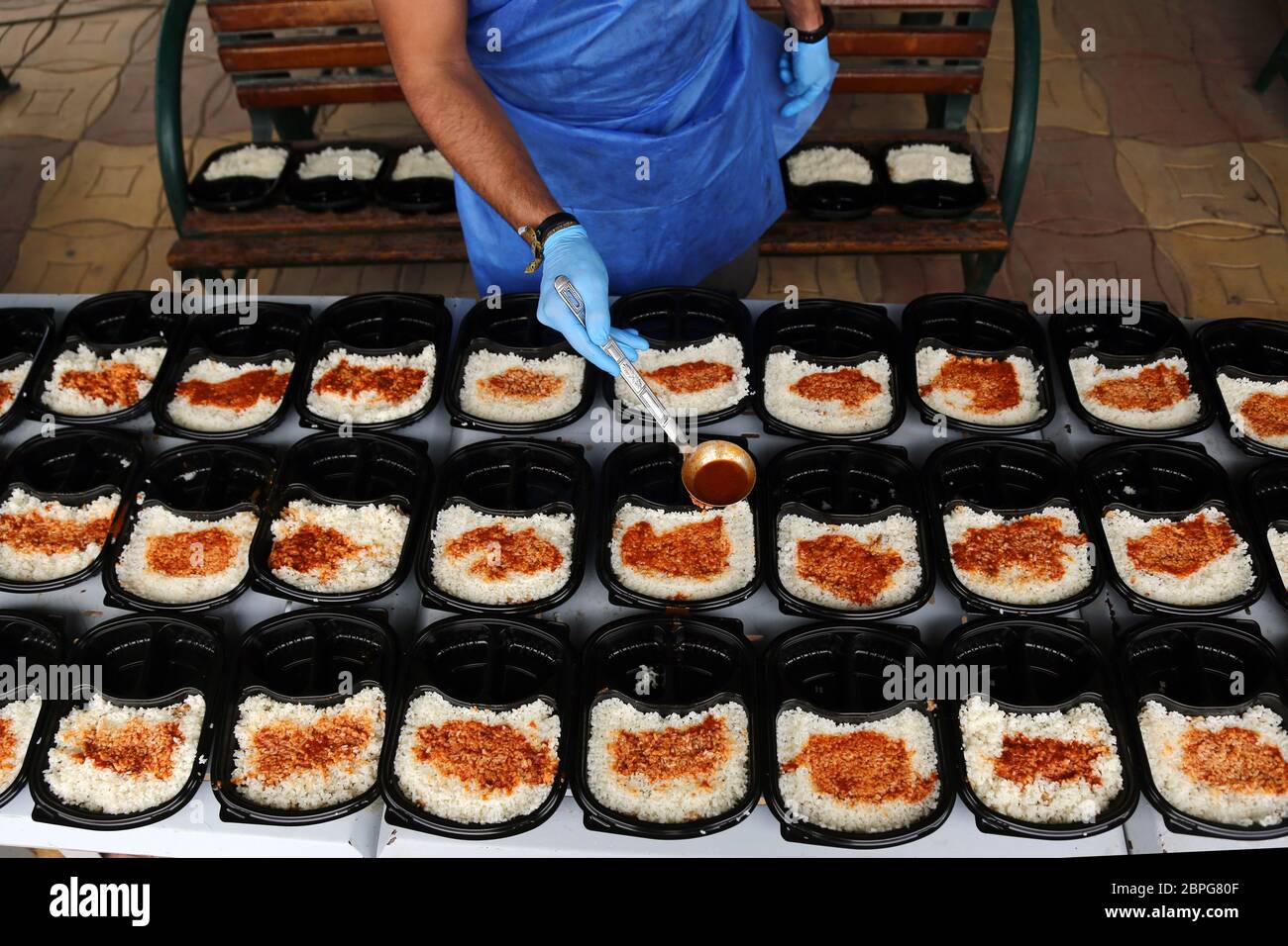 (200519) -- CAIRO, May 19, 2020 (Xinhua) -- A man prepares free ...