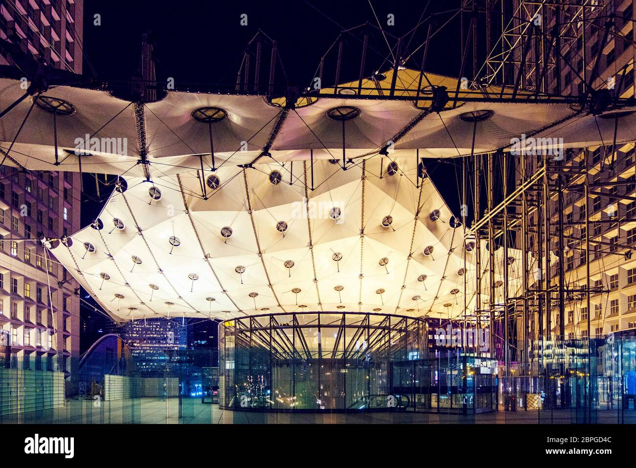 Big arch business district paris hi-res stock photography and images ...