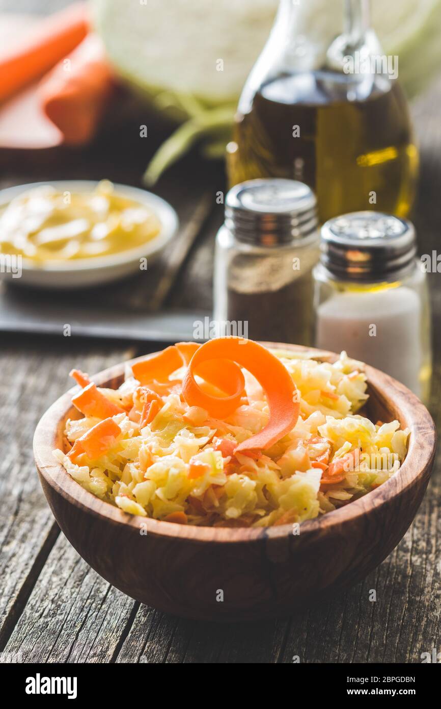 Bowl of coleslaw. Vegetable salad Stock Photo - Alamy