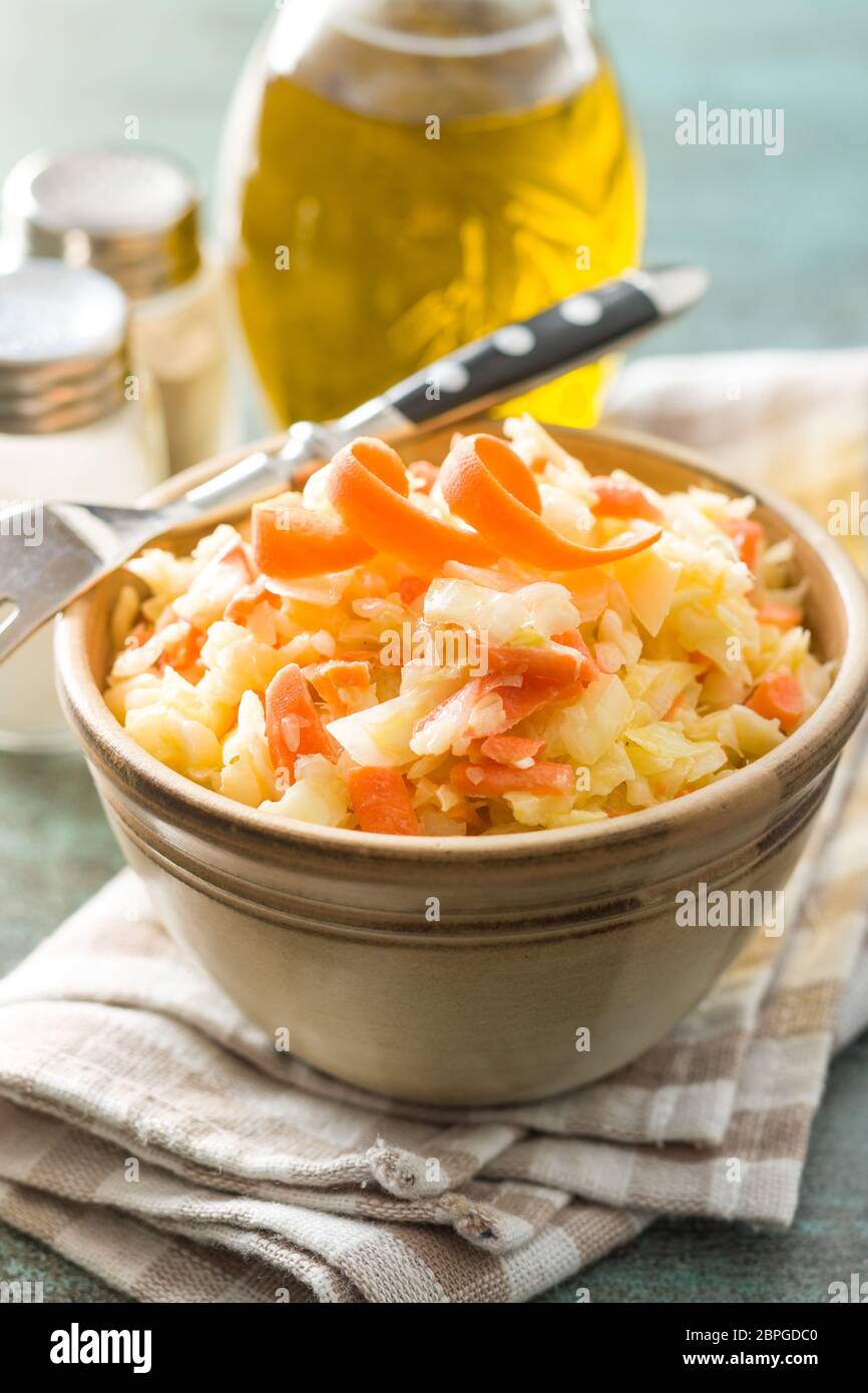 Bowl of coleslaw. Vegetable salad Stock Photo - Alamy