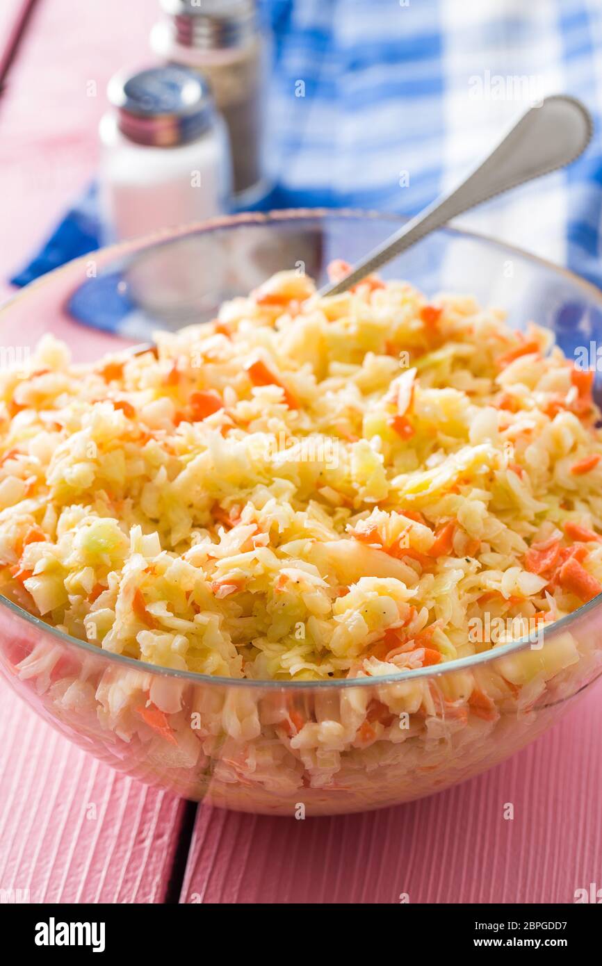 Bowl of coleslaw. Vegetable salad Stock Photo - Alamy