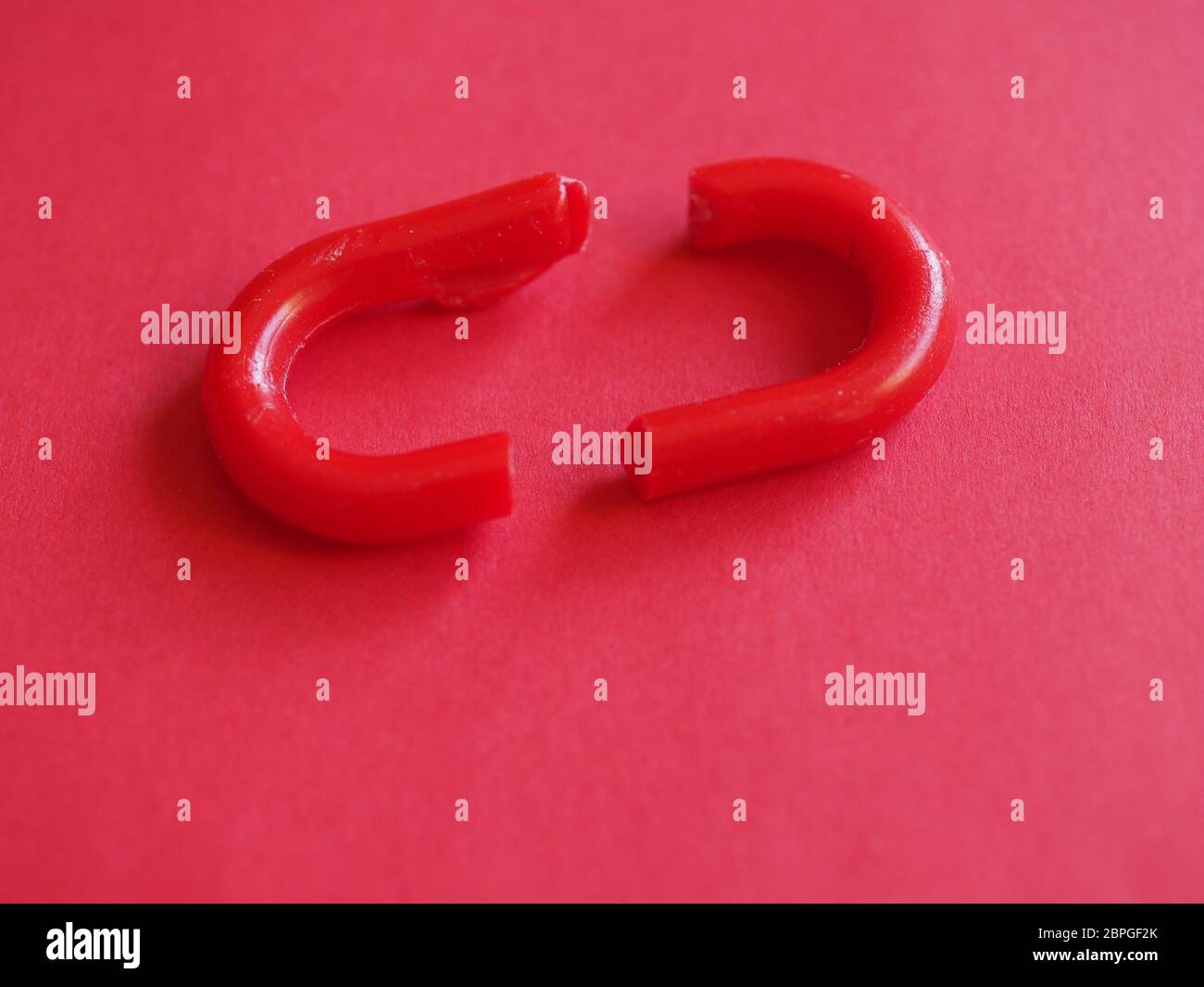 red broken chain link symbol of freedom Stock Photo - Alamy